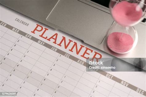 컴퓨터 노트북 과 캘린더 플래너 위에 모래 시계 비즈니스 계획 개념 균형에 대한 스톡 사진 및 기타 이미지 균형 개념