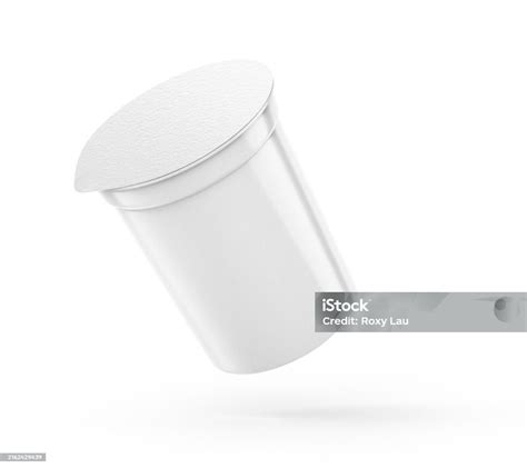 호일이있는 흰색 플라스틱 요구르트 항아리 디저트 요구르트 아이스크림 사워 크림 스낵 버터 마가린 또는 치즈 모형 템플릿 3d 렌더링 3d 일러스트 레이 션을위한 호일 캡이