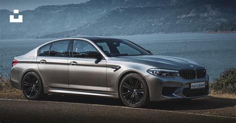 길가에 주차된 은색 자동차 사진 Unsplash의 무료 회색 이미지