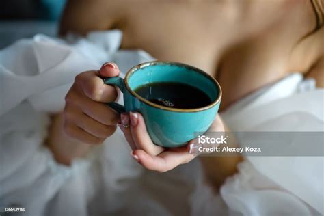 커피 클로즈업 한 잔을 들고 있는 소녀 선택적 초점과 여성의 손에 커피 한 잔과 구성 손톱에 대한 스톡 사진 및 기타 이미지 손톱 커피잔 가득 찬 Istock