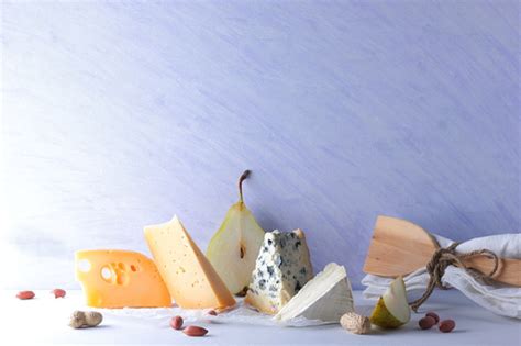 다양 한 치즈 배와 흰색 바탕에 땅콩 블루 치즈와 카망베르 양피지 종이 낙농 제품과 아침 식사 과일입니다 건강 한 음식입니다 공간 복사 0명에 대한 스톡 사진 및 기타