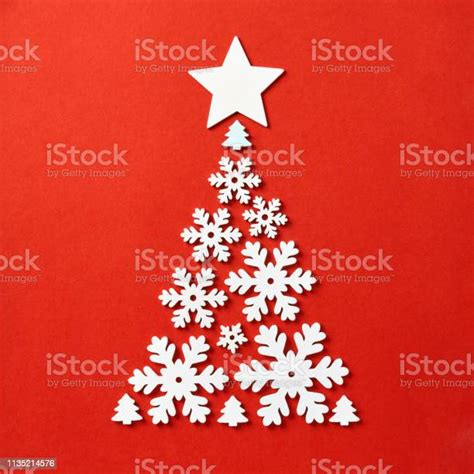 텍스트에 대 한 장소 크리스마스 카드입니다 눈송이 크리스마스 트리의 형태로 나무 그림으로 배치 빨간색 배경에 큰 크리스마스 트리 화이트 스타 0명에 대한 스톡 사진 및 기타