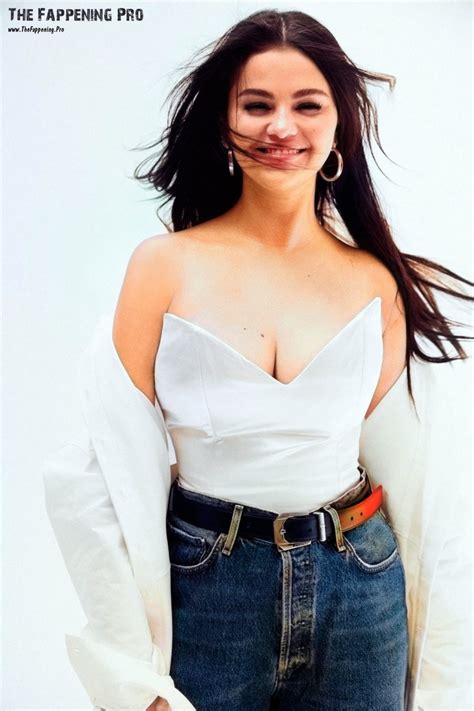Selena Gomez Exposed Her Boobs On Slefie 5 Photos The Fappening