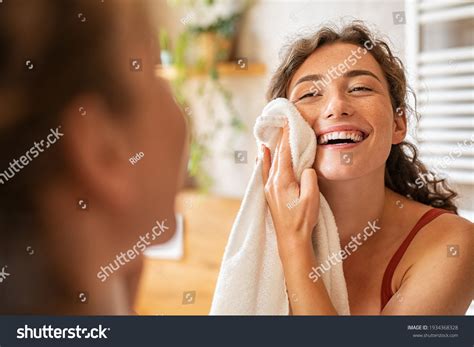 9 255 рез по запросу Girl Holding A Wipe — изображения стоковые