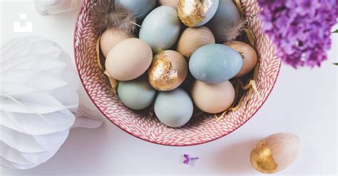 갈색 짠 바구니에 흰색과 파란색 계란 사진 Unsplash의 무료 알 이미지