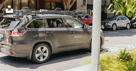 차가 길가에 주차되어 있습니다 사진 Unsplash의 무료 자동차 이미지