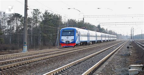 線路を走る青と白の列車の写真 Unsplashの列車の無料画像