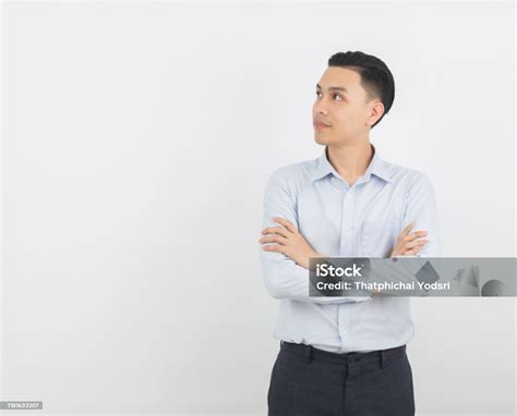 젊은 잘 생긴 아시아 남자 생각 A 아이디어 동안 찾고 있는 팔 교차 에 흰색 배경 경영자에 대한 스톡 사진 및 기타 이미지 경영자 남자 남자 사업가 Istock