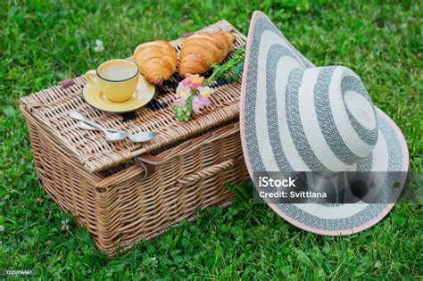 고리버들 바구니에 두 개의 프렌치 크루아상과 커피 한 잔 소풍 음식에 대한 스톡 사진 및 기타 이미지 소풍 음식 전원 장면 0명 Istock