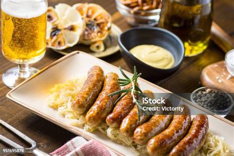 양배추 샐러드 겨자 맥주와 소 하 세 구이 지 소 세 지와 김치입니다 사우어크라우트에 대한 스톡 사진 및 기타 이미지 사우어크라우트 소시지 건강한 식생활 Istock