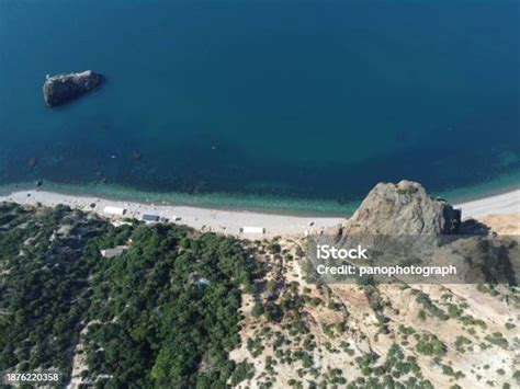고요한 푸른 바다와 화산 바위 해안에 위에서 공중 보기 모션 블러에서 수면에 작은 파도 자연 여름 바다 바다 해변 배경 아무도 휴일 휴가 및 여행 개념 0명에 대한 스톡