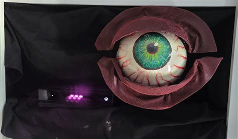 An Eyeball That Watches You Using Kinect