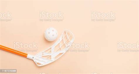 밝은 갈색 배경에 고립 된 바닥 볼 스틱과 흰색 공 플로어볼에 대한 스톡 사진 및 기타 이미지 플로어볼 하키 Championship Istock