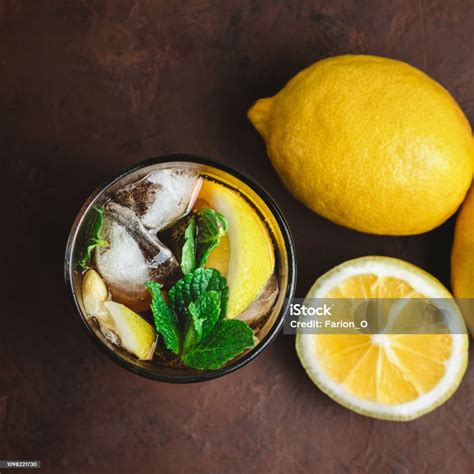 쿠바 Libre와 럼 주 콜라 민트 레몬 갈색 배경에 유리에 얼음 칵테일 탑 보기 0명에 대한 스톡 사진 및 기타 이미지 0명 갈색 감귤류 과일 Istock