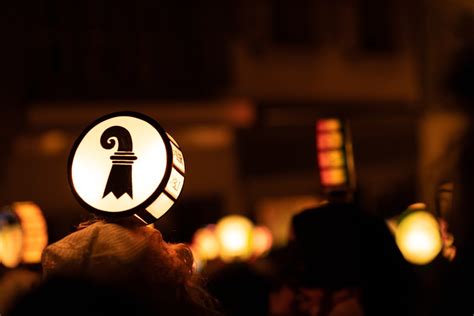 그 위에 빛이 있는 사람의 머리 클로즈업 사진 Unsplash의 무료 조명 이미지