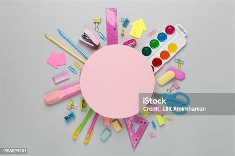 컬러 배경에 텍스트를 위한 공간이 있는 다양한 학교 문구류 평면도 0명에 대한 스톡 사진 및 기타 이미지 0명 가위 개념 Istock