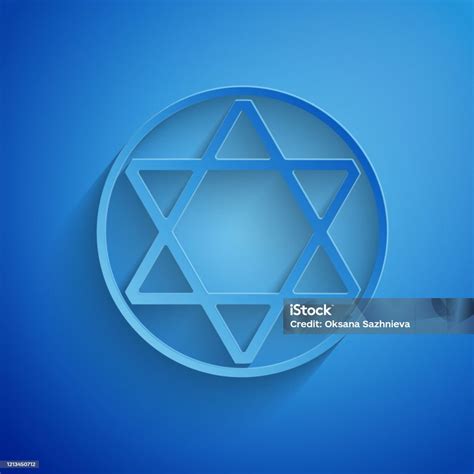 파란색 배경에 고립 된 데이비드 아이콘의 종이 컷 스타 유대인 종교의 상징 이스라엘의 상징 종이 아트 스타일입니다 벡터