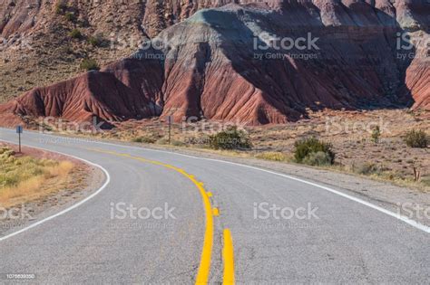 근처 Abiquiu 뉴 멕시코 미국 남서부에서 화려한 사막 조 경으로 이어지는로 커브 0명에 대한 스톡 사진 및 기타 이미지 0명 경관 고속도로 Istock
