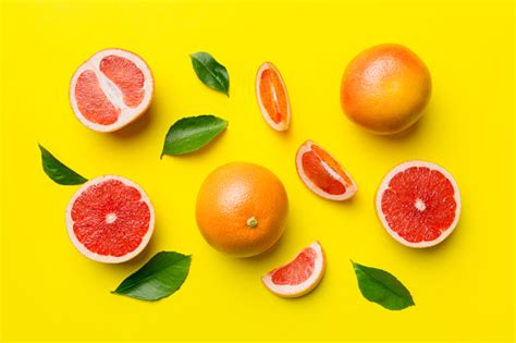 색으로 칠해진 배경에 육즙이 많은 자몽 슬라이스가 있는 신선한 과일 자몽 맨 위 보기입니다 공간을 복사합니다 창조적 인 여름 개념 복사 공간이있는 최소한의 평평한 평지에