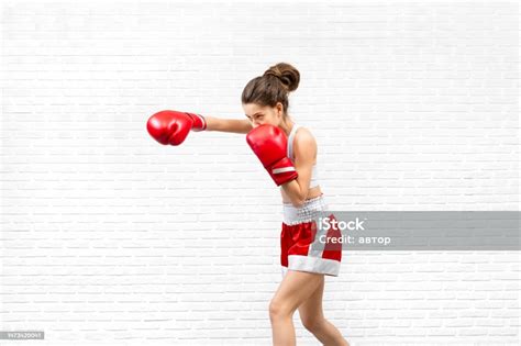 빨간 권투 장갑과 복서 반바지를 입은 매력적인 백인 젊은 여성이 로프트 흰색 배경에 펀치를 연습합니다 복싱 여자에 대한 스톡 사진 및 기타 이미지 Istock