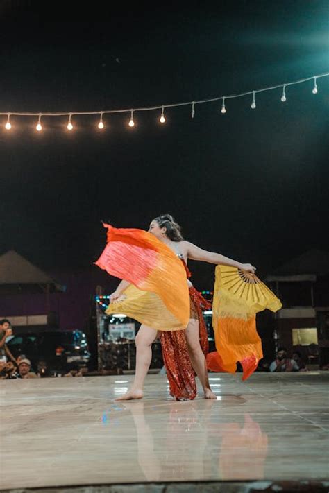 집 밖의 공연 공연 예술 구경꾼들 군중 극장 나타내는 다이나믹한 다채로운 숄 댄스 댄스 쇼 라이브 공연 라이브 이벤트 문화적 문화적 표현 민족