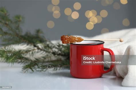 흐릿한 축제 조명 텍스트를 위한 공간을 배경으로 흰색 테이블에 설탕 결정과 음료 한 잔을 붙입니다 0명에 대한 스톡 사진 및 기타 이미지 Istock