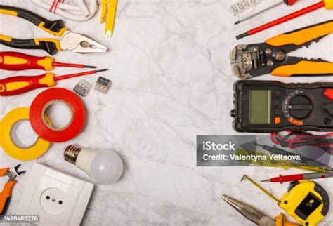 복사 공간이 있는 흰색 배경에 전기 장비 평면도 전기 공구 세트 멀티미터 테스터 스크루드라이버 와이어 플라이어 덕트 테이프 램프 줄자 및 와이어 플렛 누워 0명에 대한 스톡