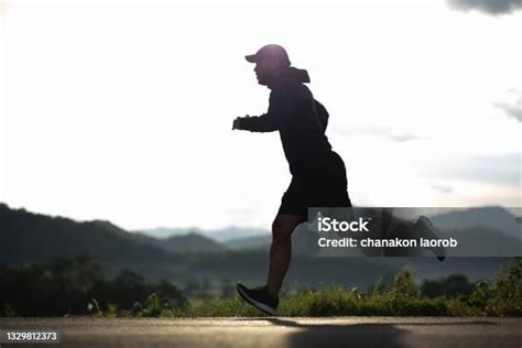 실루엣 젊은 남자 스포츠웨어를 입고 야외 자연 산 배경을 실행 시골 길에서 조깅하는 남자 운동 선수 야외 개념 훈련 달리기에 대한 스톡 사진 및 기타 이미지 Istock