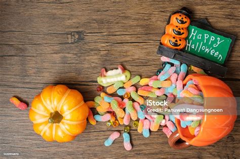 유령 사탕 호박 그릇과 장식 해피 할로윈 하루 트릭 또는 위협 안녕하세요 10 월 가을 축제 파티 와 휴일 개념 0명에 대한 스톡 사진 및 기타 이미지 Istock