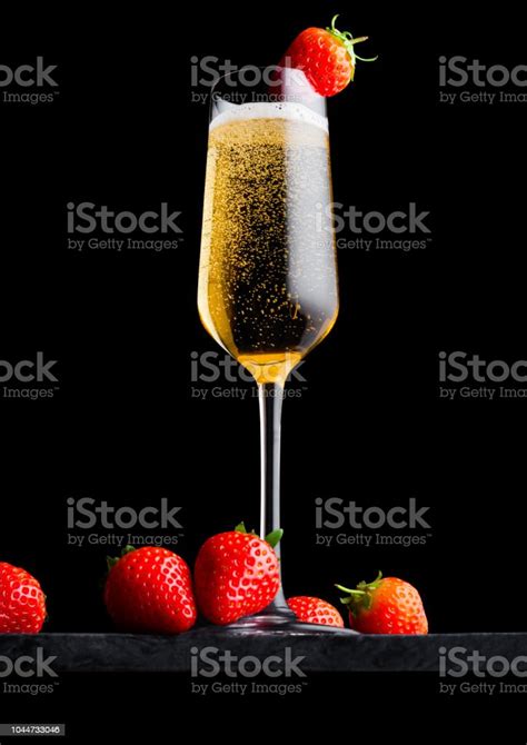 검은 바탕에 검은 대리석 보드 위쪽 및 신선한 딸기에 딸기와 샴페인을 노란색의 우아한 유리 0명에 대한 스톡 사진 및 기타 이미지 Istock