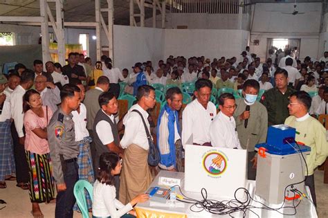 ထန်းတပင်မြို့နယ်၌ မဲဆန္ဒရှင်ပြည်သူများမြန်မာ အီလက်ထရောနစ်မဲပေးစက်ဖြင့် လက်တွေ့ စမ်းသပ