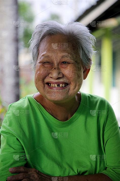 奶奶很喜欢笑