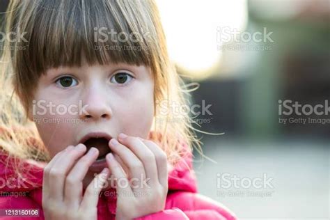 야외에서 그녀의 얼굴에 깜짝 놀란 표정을 만드는 예쁜 소녀의 초상화 감정에 대한 스톡 사진 및 기타 이미지 감정 귀여운 놀라움 Istock