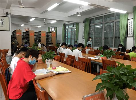 新兴五一假期觅书香 图书馆里人气旺 知识