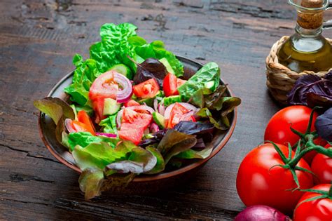 신선한 야채 정원 허브와 어두운 나무 배경에 점토 그릇에 태양 건조 토마토 샐러드 0명에 대한 스톡 사진 및 기타 이미지 0명 건강한 생활방식 건강한 식생활 Istock