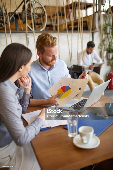 두 사업가 분석 그래프를 카페에서 이용하실 수 있습니다 3 명에 대한 스톡 사진 및 기타 이미지 3 명 계획 그래프 Istock