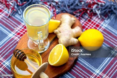컵 레몬 생강 뿌리 차 나무 바탕에 여 보 레몬 꿀 생강 가정 치료에 대 한입니다 건강 한 개념입니다 0명에 대한 스톡 사진 및