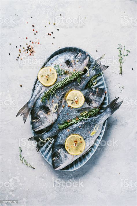 레몬 허브 오일 야채와 콘크리트 배경에 향신료와 요리도 또는 도미 물고기 맨 위 보기 건강한 음식 개념 공간을 복사합니다 식품 패턴 감귤류 과일에 대한 스톡 사진 및 기타