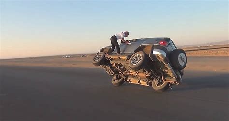 영상 주행 중 타이어를 뺐다가 다시 끼는 사우디 청년들의 아찔한 모서리 스키 주행