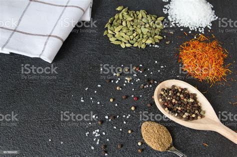 카 다 몬 사프란 고 수 후추 마늘 검은 돌 배경에 소금 고전 요리에 향신료를 혼합입니다 가루로 빻은에 대한 스톡 사진 및 기타 이미지 Istock