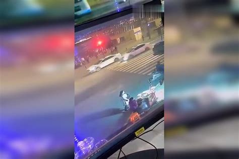 一行人着急忙慌闯红灯过马路，下一秒直接悲剧。马路悲剧一行