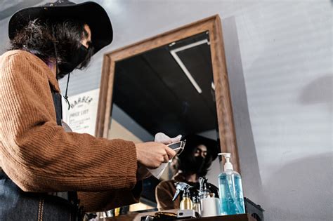 남성 이발사 청소 장비 헤어 클리퍼 알코올 스프레이 전에 헤어 클리퍼 그는 코로나 바이러스 잠금 후 재개 얼굴 마스크 방지 사업을 입고 남성의 헤어 스타일링 새로운 정상적인