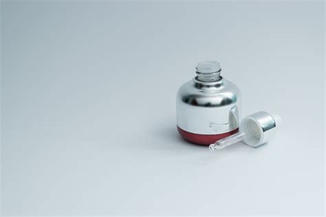 텍스트에 대 한 공간을 가진 흰색 배경에 유리 파이 펫과 고급 화장품 병 바 쿠 치 올 개념 레 티 놀 대안 개념에 대한 스톡 사진 및 기타 이미지 Istock