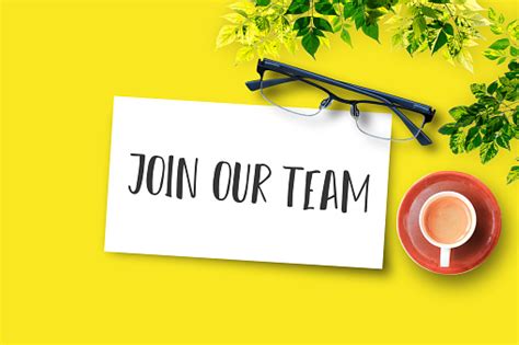 우리 팀 컨셉에 참여하세요 백서 배너와 노란색 배경에 우리 팀에 합류하는 단어 0명에 대한 스톡 사진 및 기타 이미지 0명