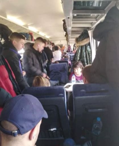 Пътници пропищяха че пътуват прави във влака между Варна и София Информационна агенция ПИК
