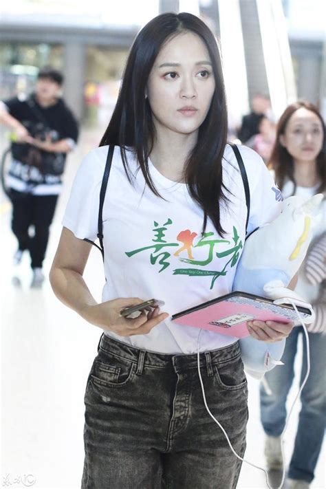 陳喬恩穿白色t恤搭配黑色牛仔褲現身機場，抱海豚玩偶少女心滿滿 每日頭條