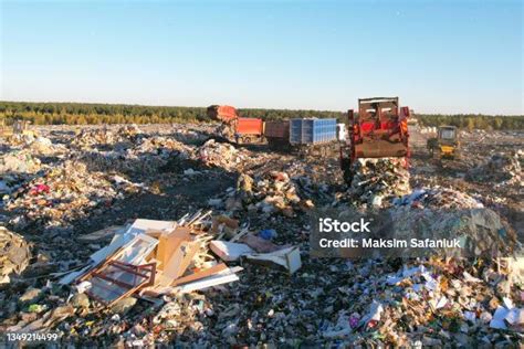 매립 폐기물 처리 폐플라스틱과 폴리에틸렌이 있는 쓰레기 덤프 가정 생활에 대한 스톡 사진 및 기타 이미지 가정 생활 감소 기체 물리 구조 Istock