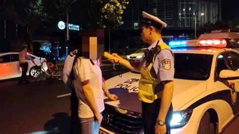 “敬业”女员工为老板挡酒，冒险醉酒开车送老板回家，车胎撞爆了还浑然不知，结果凤凰网视频凤凰网
