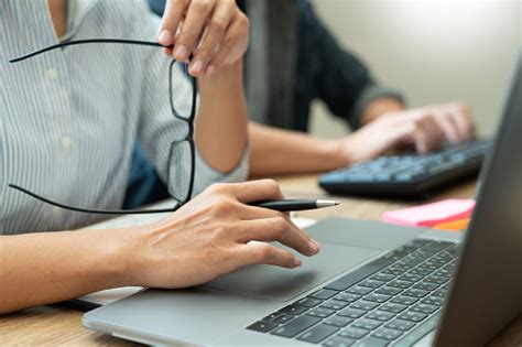 협업 소프트웨어 엔지니어 웹 사이트 개발자 기술 또는 프로그래머가 공동 작업 공간 사무실 회사의 파트너와 함께 화면에 시작 Ai