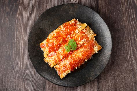 다진 고기로 채워진 팬케이크와 토마토 소스와 강판 치즈를 얹습니다 0명에 대한 스톡 사진 및 기타 이미지 0명 강판에 갈기 건강한 생활방식 Istock